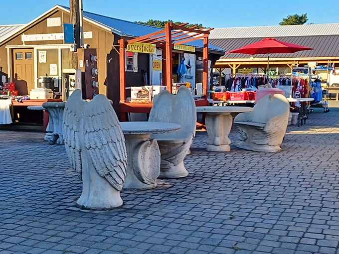 Take a seat at the bargain banquet! These stone thrones are fit for flea market royalty &ndash; no crown required.
