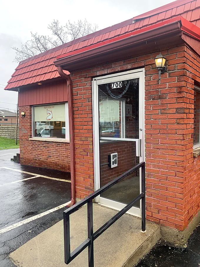 Fry, fry again! This retro-cool spot has been battering up happiness since before Elvis first swiveled his hips.