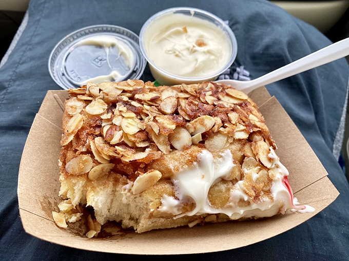 Portable perfection! These to-go boxes are like little treasure chests, guarding gooey gold until you're ready to indulge.