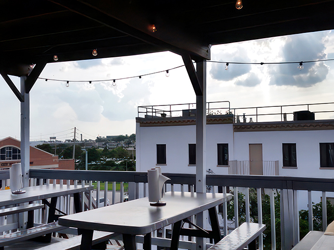 Seafood with a view? Don't mind if we do! This rooftop deck serves up panoramic vistas with a side of ocean-fresh delights.
