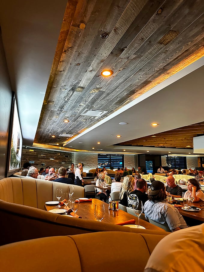 A full house of happy diners. If contentment had a sound, it would be the collective "mmm" echoing through this room.