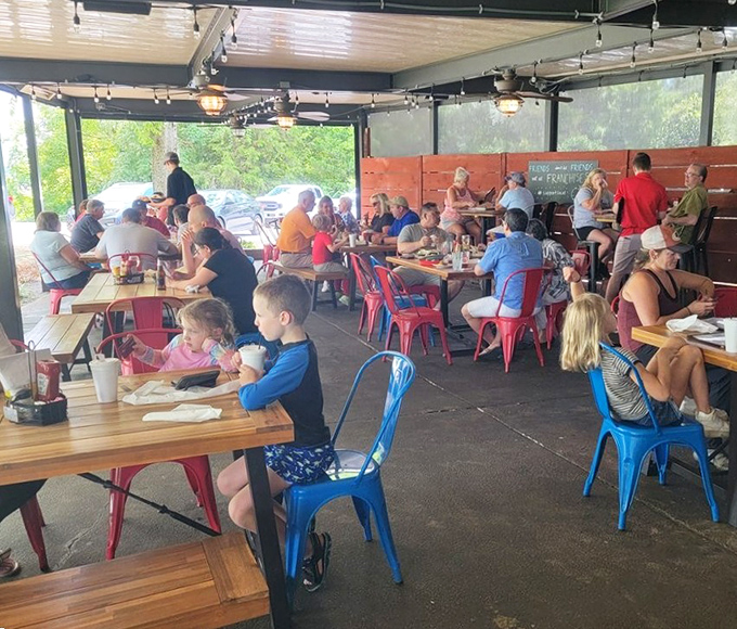 A bustling scene of happy diners. It's like a Norman Rockwell painting, if Norman Rockwell had a thing for seafood and colorful chairs.