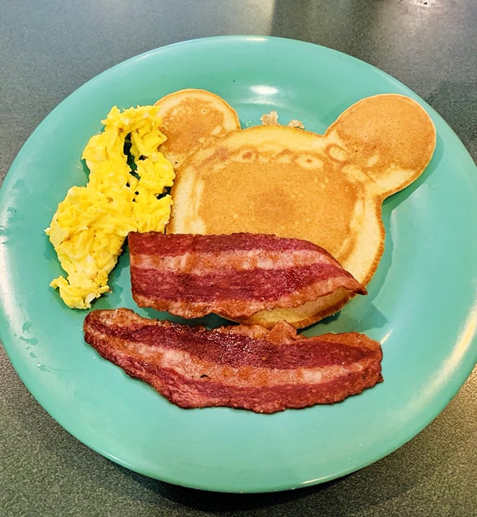 Mickey Mouse pancakes: Proof that breakfast can be both delicious and adorable. Childhood nostalgia on a plate!