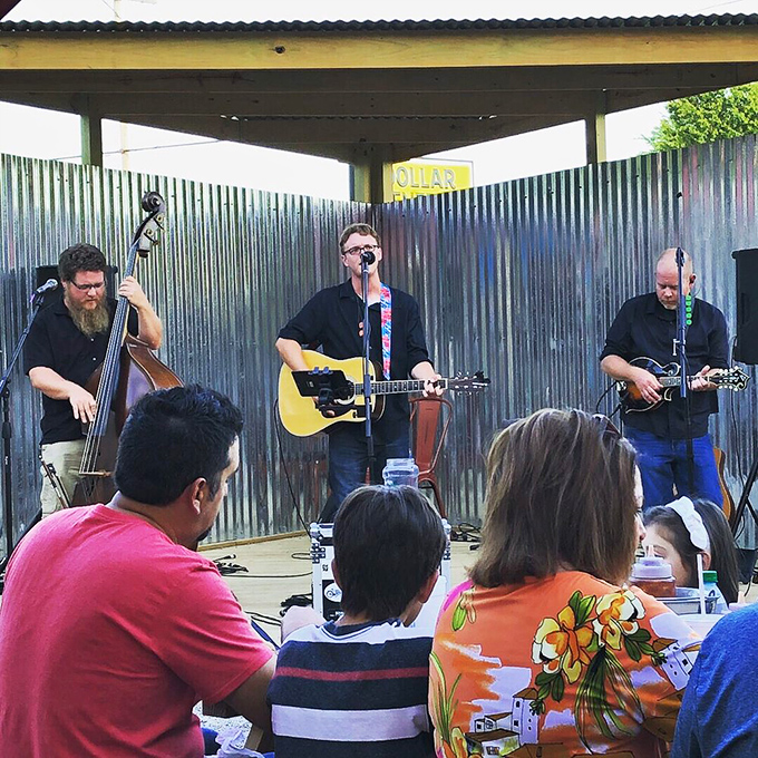 Toe-tapping tunes and finger-licking food: At Wright's, the entertainment is as soulful as the barbecue.