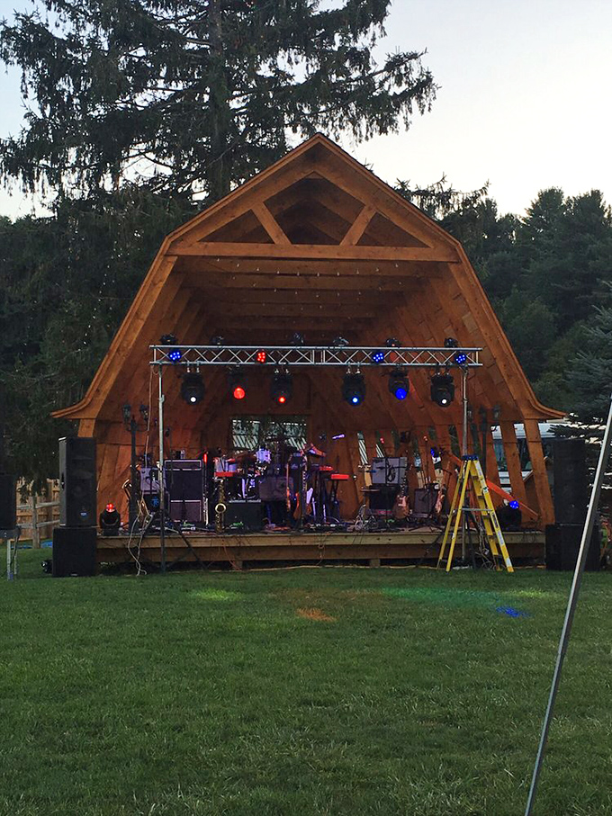 Music to your ears (and stomach)! This outdoor stage proves that live tunes and BBQ are a match made in heaven.