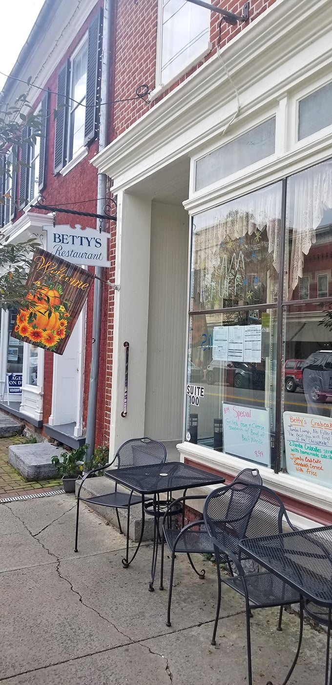 Al fresco dining, Betty's style. Where the charm of Main Street meets the allure of homestyle cooking. People-watching never tasted so good!