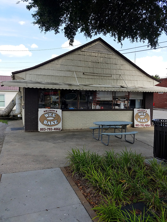 Al fresco feasting! This outdoor seating area is perfect for savoring your treats while soaking up some South Carolina sunshine.