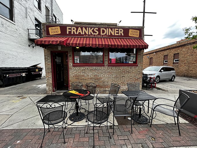 Al fresco dining, diner-style. Where the fresh air enhances the flavor of your meal, and people-watching is the perfect side dish.