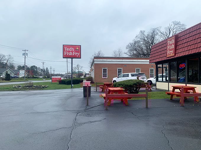 Al fresco fish feasts! These picnic tables are perfect for enjoying your catch of the day under the New York sky.