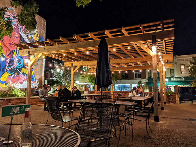 Outdoor seating under the stars? Yes, please! Enjoy your slice al fresco and pretend you're people-watching in Central Park.