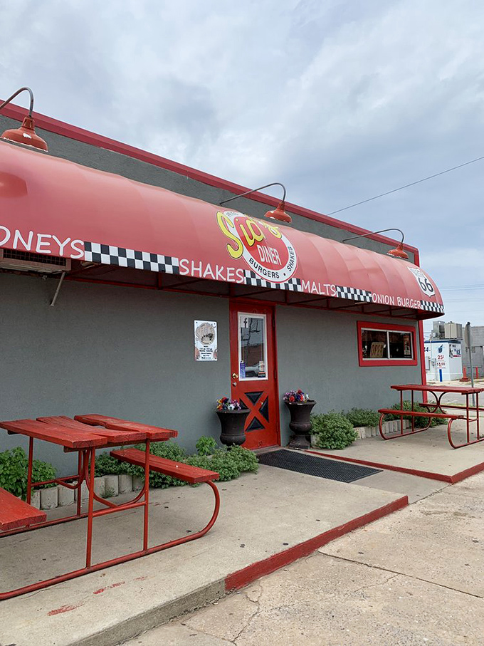 Al fresco dining, diner-style. These red picnic tables are perfect for soaking up sunshine and onion-fried burger aromas.