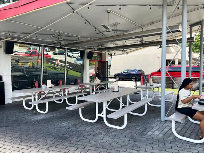 Al fresco chicken feasting! These outdoor tables are perfect for enjoying your meal while people-watching on a sunny day.