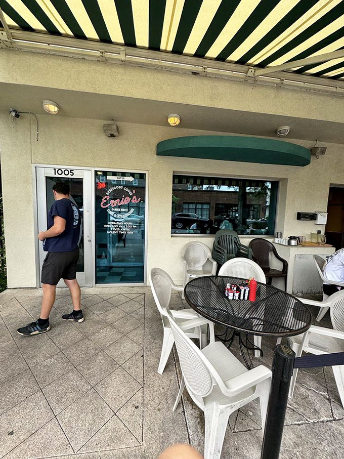 Al fresco dining, diner-style! Ernie's outdoor seating is perfect for those who like their eggs sunny-side up with a side of actual sun.