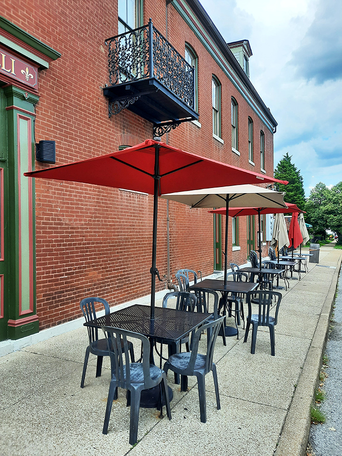 Sidewalk seating that invites you to savor your sandwich while watching St. Louis stroll by. Those red umbrellas aren't just shade&mdash;they're beacons.