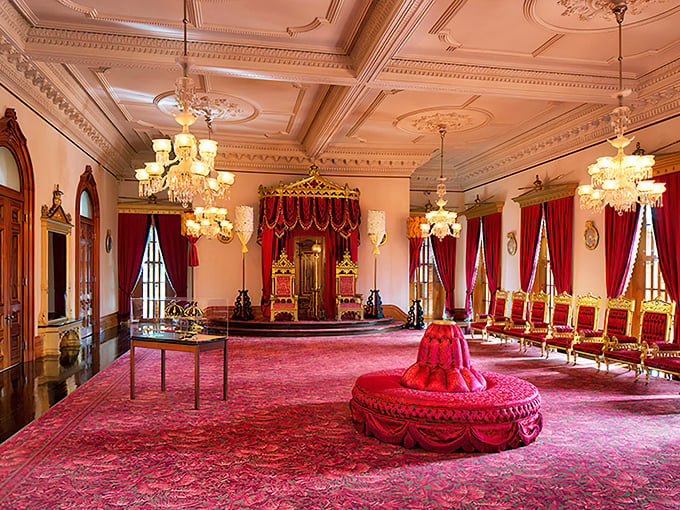 Red carpet treatment, Hawaiian style. This throne room puts Hollywood premieres to shame.