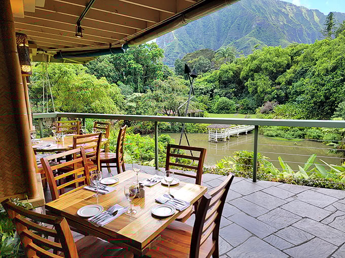 Dinner with a side of breathtaking! Who needs a screensaver when you've got this view? Just don't let your food get cold while you're gawking.