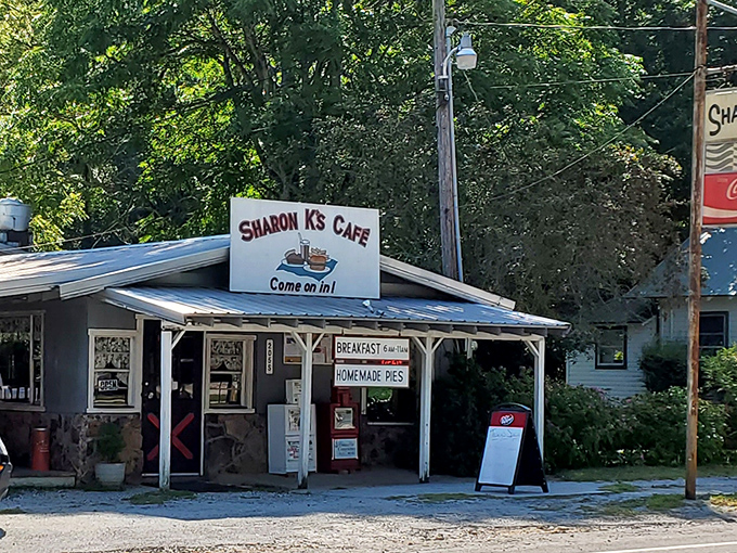 Quaint meets quirky in this charming facade. It's as if a fairy godmother waved her wand and said, "Let there be pie!"
