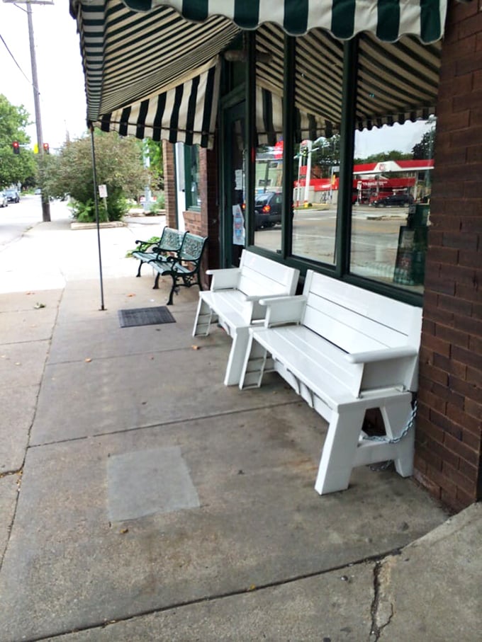 Waiting for a table never looked so inviting. These benches are like on-deck circles for your stomach &ndash; get ready to step up to the plate!