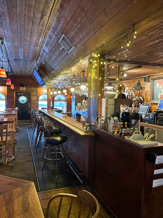 Gracie's bar: where maritime meets mixology! With twinkling lights and a warm glow, it's the perfect spot to anchor yourself for a night of oceanic imbibing.