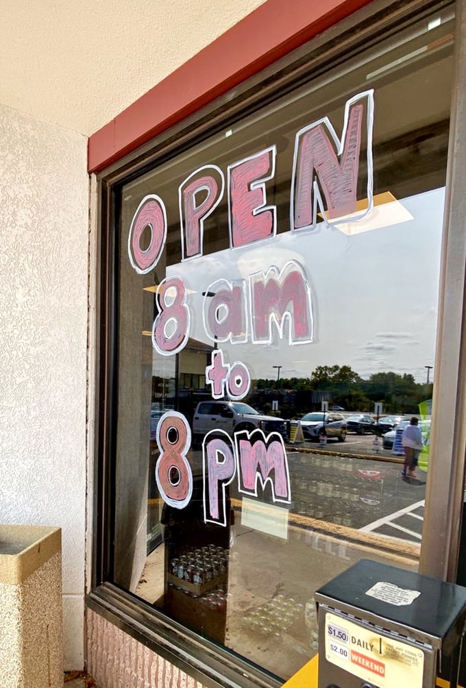 Early bird or night owl? Rein's has you covered from dawn 'til dusk. Just follow the scent of fresh-baked bagels or late-night knishes.