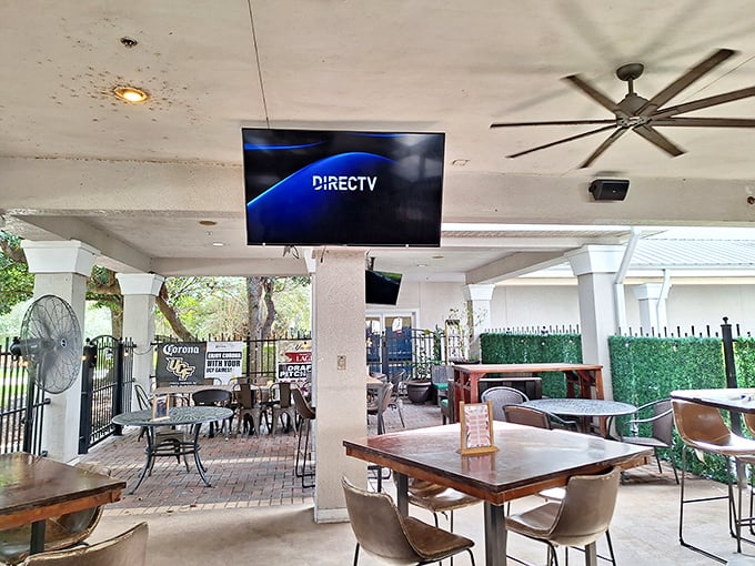 Al fresco dining with a side of sunshine! Teak's outdoor area is perfect for soaking up Florida's rays while you chow down.