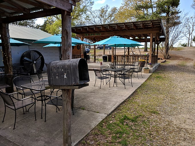 Al fresco dining, Arkansas style! Where the breeze carries the aroma of grilled perfection and the chatter of happy diners.