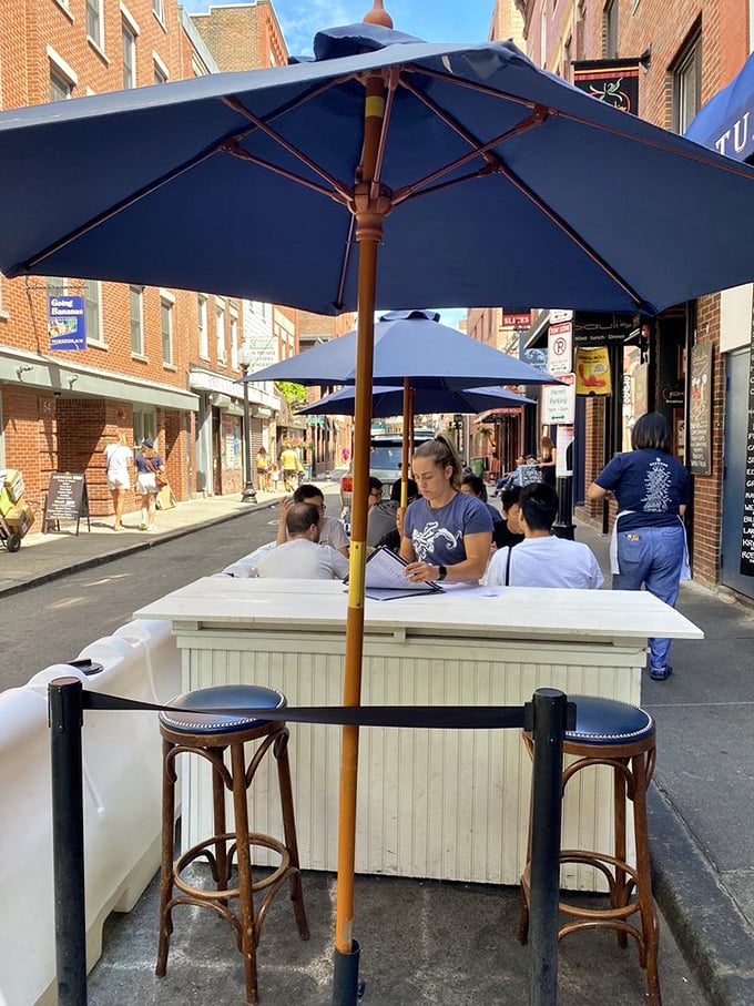 Sidewalk seafood soir&eacute;e: Al fresco dining that lets you people-watch while you slurp. It's Boston's version of Parisian caf&eacute; culture.