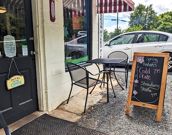 Al fresco charm! This quaint outdoor setup is perfect for savoring a slice of pie while soaking up some small-town atmosphere.