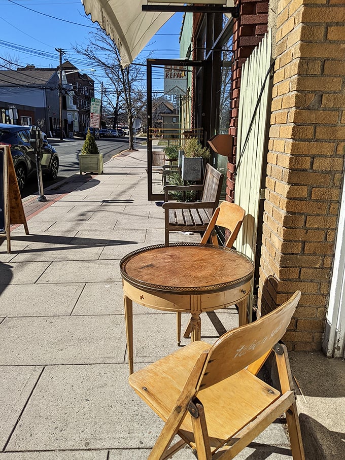 Al fresco dining, Erie style. Where the people-watching is almost as delicious as the pastries. Almost.