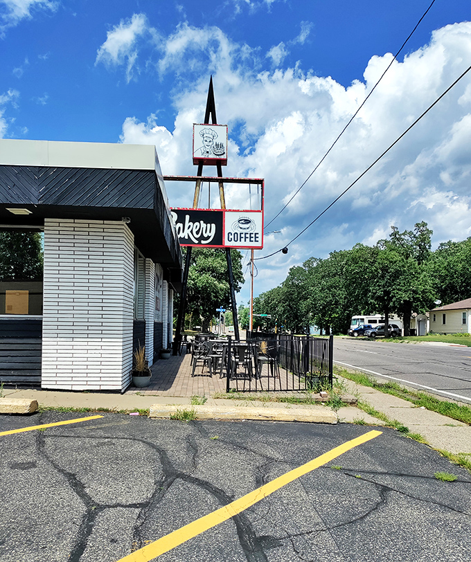 Outdoor seating for those who like a side of vitamin D with their donuts. Sunshine and sugar, anyone?
