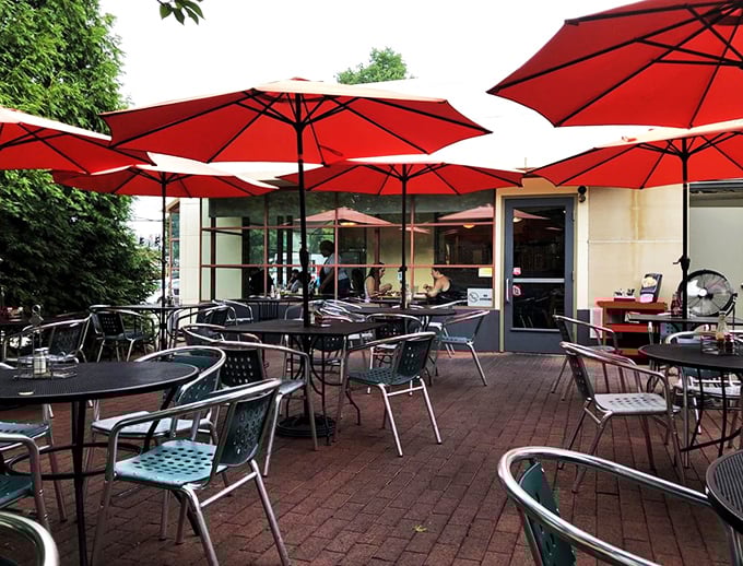 Al fresco dining with a side of people-watching. Doodles' outdoor seating is perfect for soaking up both sunshine and local flavor.