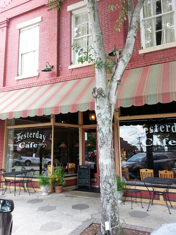 Alfresco dining, Southern style. Where the tea is sweet, the conversations are sweeter, and the people-watching is top-notch.