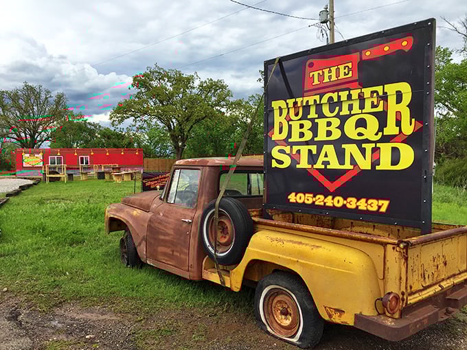 Old-school cool meets finger-lickin' good! This vintage truck turned sign is like a beacon of hope for hungry travelers. Follow the smoke signals!