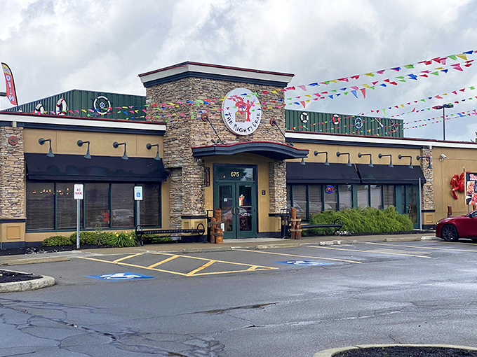 Where medieval meets marine! This playful spot invites you to don your bib and conquer mountains of seasoned seafood.