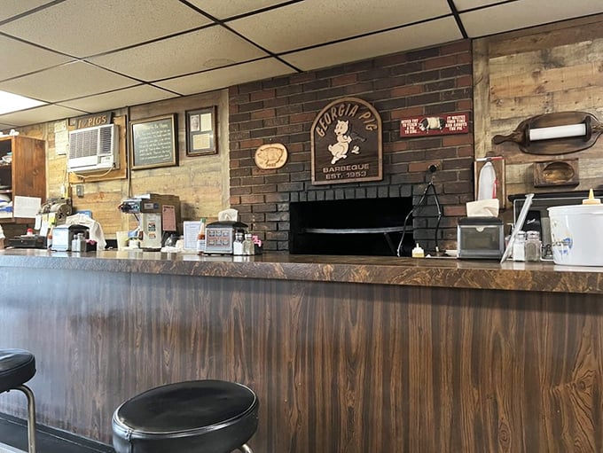 Pull up a stool and prepare for flavor! This counter has seen more barbecue dreams come true than a pitmaster's cookbook.