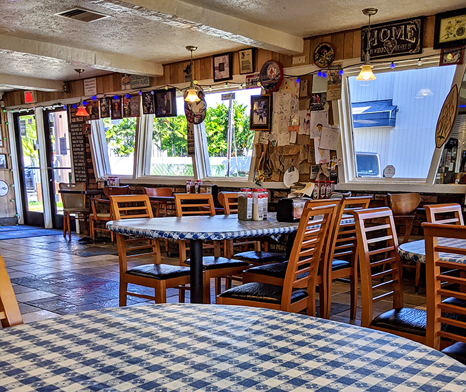 A slice of Americana with a Hawaiian twist! This decor is a charming mishmash of mainland nostalgia and island vibes.