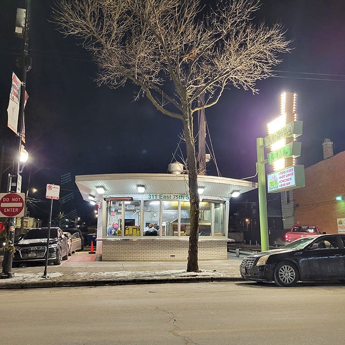 As night falls, Lem's glows like a barbecue beacon. It's not just dinner, it's a neon-lit pilgrimage for smoke seekers.