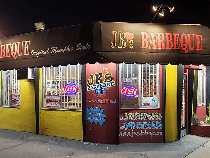 When the sun goes down, the neon lights up! J&R's after dark is like a barbecue beacon, calling all night owls to feast.