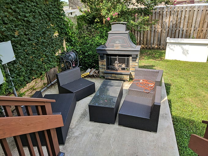 Outdoor seating that's more inviting than a hammock on a lazy Sunday. Al fresco dining never looked so good!