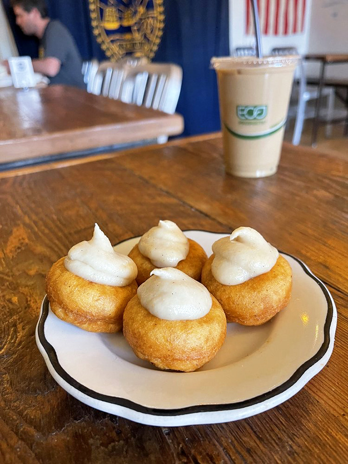 Vanilla and pear cream donuts: proof that Mother Nature and pastry chefs make an unbeatable team. It's fruit, so it's healthy, right?
