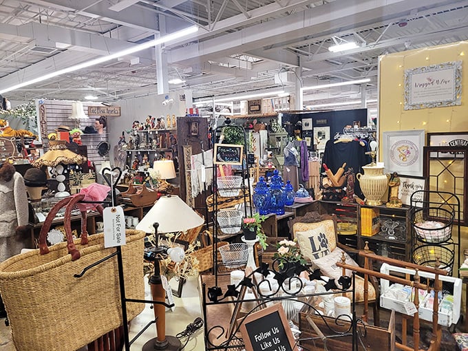 It's not clutter, it's curated chaos! This booth is a treasure hunter's dream, where one person's odds and ends become another's prized collection.