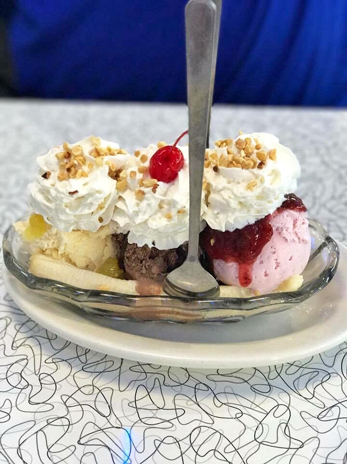 This isn't just dessert, it's a work of art. If Jackson Pollock made sundaes, they'd look like this... but wouldn't taste nearly as good.