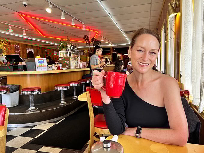 Red neon and retro vibes &ndash; it's not just a diner, it's a portal to simpler times. With better food, of course.