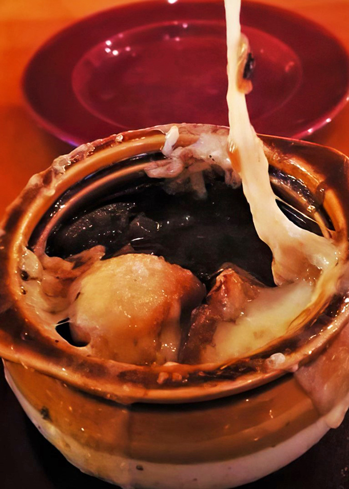 Cheese pull alert! This French onion soup is stretching its way into our hearts... and our stomachs.