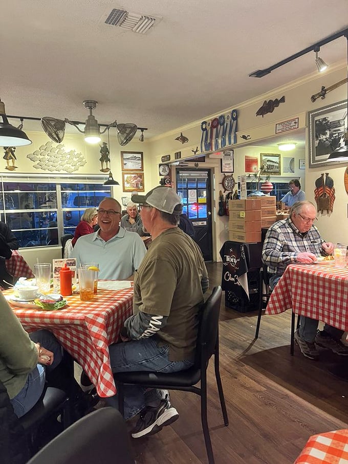 Happy diners, checkered tablecloths, and seafood galore. It's like a Norman Rockwell painting, but with more butter sauce.
