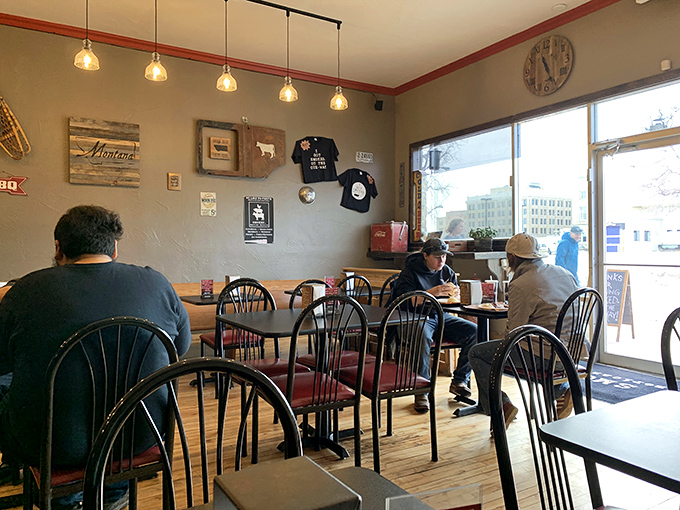 Happy diners in their natural habitat. Notice the telltale "BBQ bliss" expressions and the strategic loosening of belts.