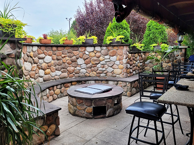 Who needs the Grand Canyon when you've got this stone-walled patio? It's an al fresco feast for the eyes and the taste buds.