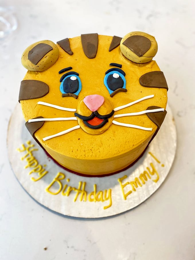 Who says you can't play with your food? This tiger cake is so adorable, it might just make you feel guilty about eating it. Almost.
