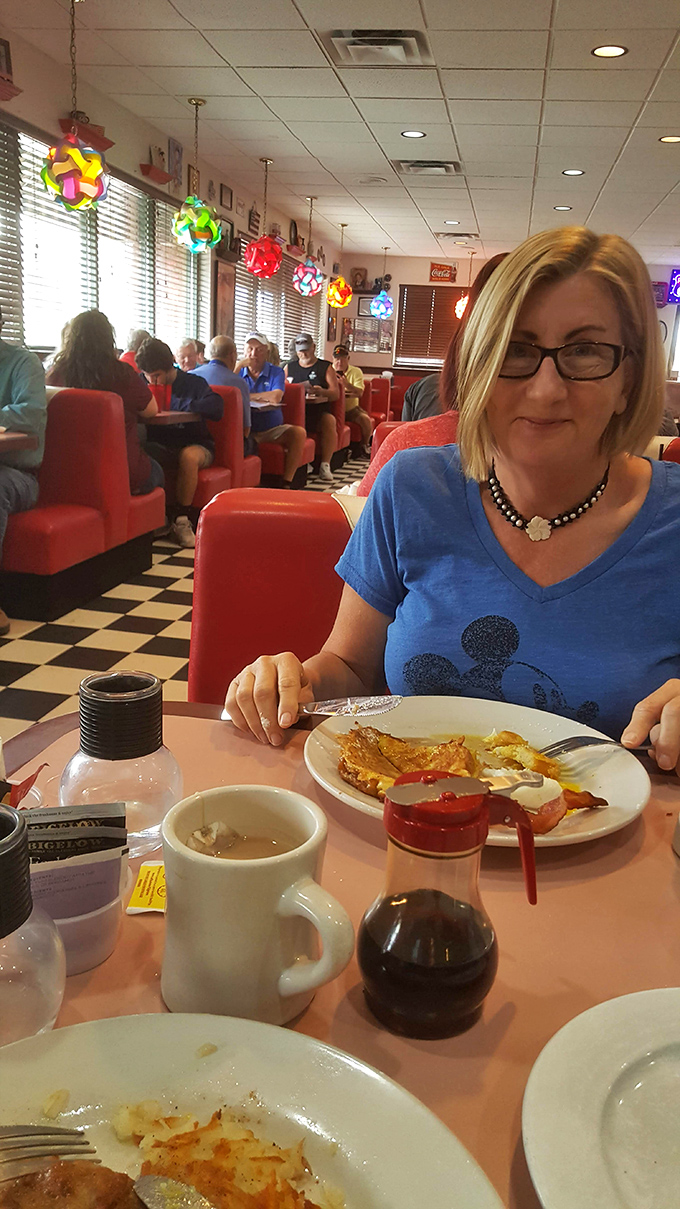 Happy diners, vibrant decor, and enough neon to light up the Strip. This isn't just a meal, it's a party where everyone's invited and the dress code is "smile."