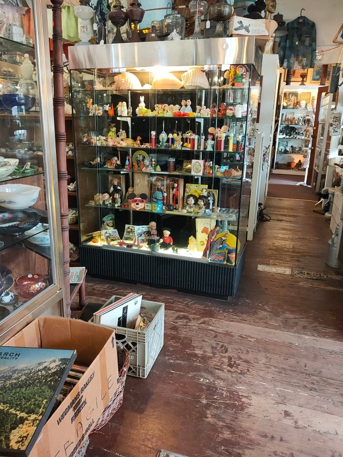 Curio cabinet of dreams! From kitschy to classy, this display case is a miniature museum of memories waiting to be adopted.